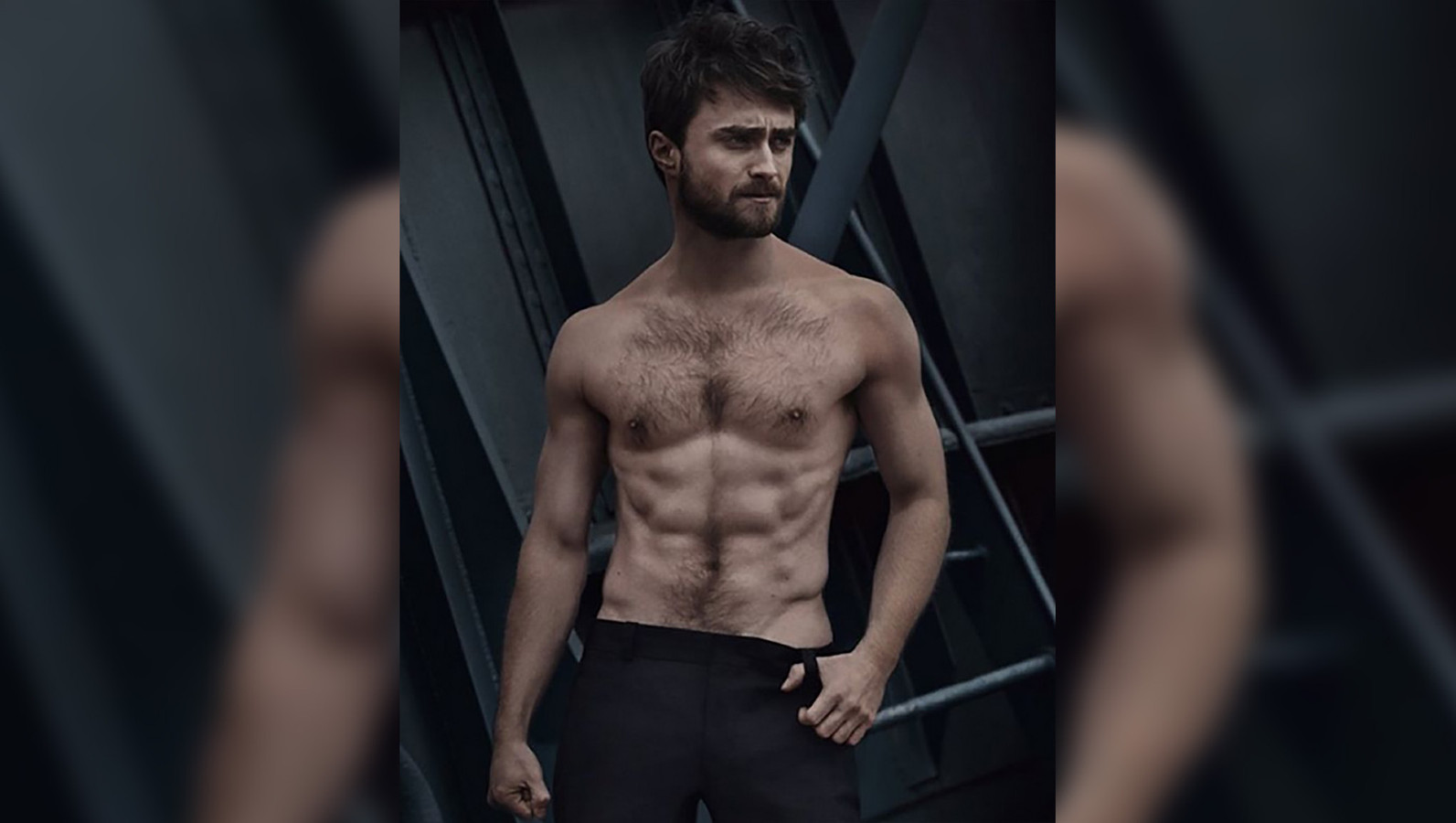 Daniel Radcliffe toont sixpack op sexy foto | Foto | AD.nl
