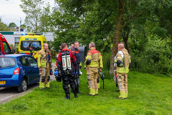 Brandweerduikers redden persoon uit sloot aan de Kolkmanstraat in Gouda | 112 nieuws Gouda | AD.nl