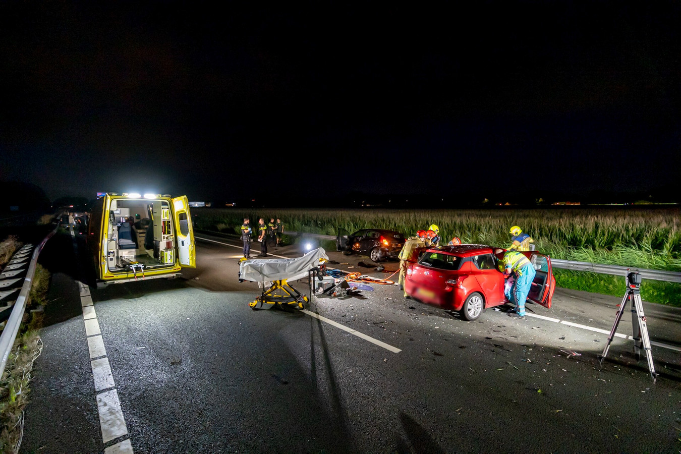 A59 weer open na ernstig ongeval bij Waspik, vrouw uit Oss zwaargewond bekneld in auto | Foto ...