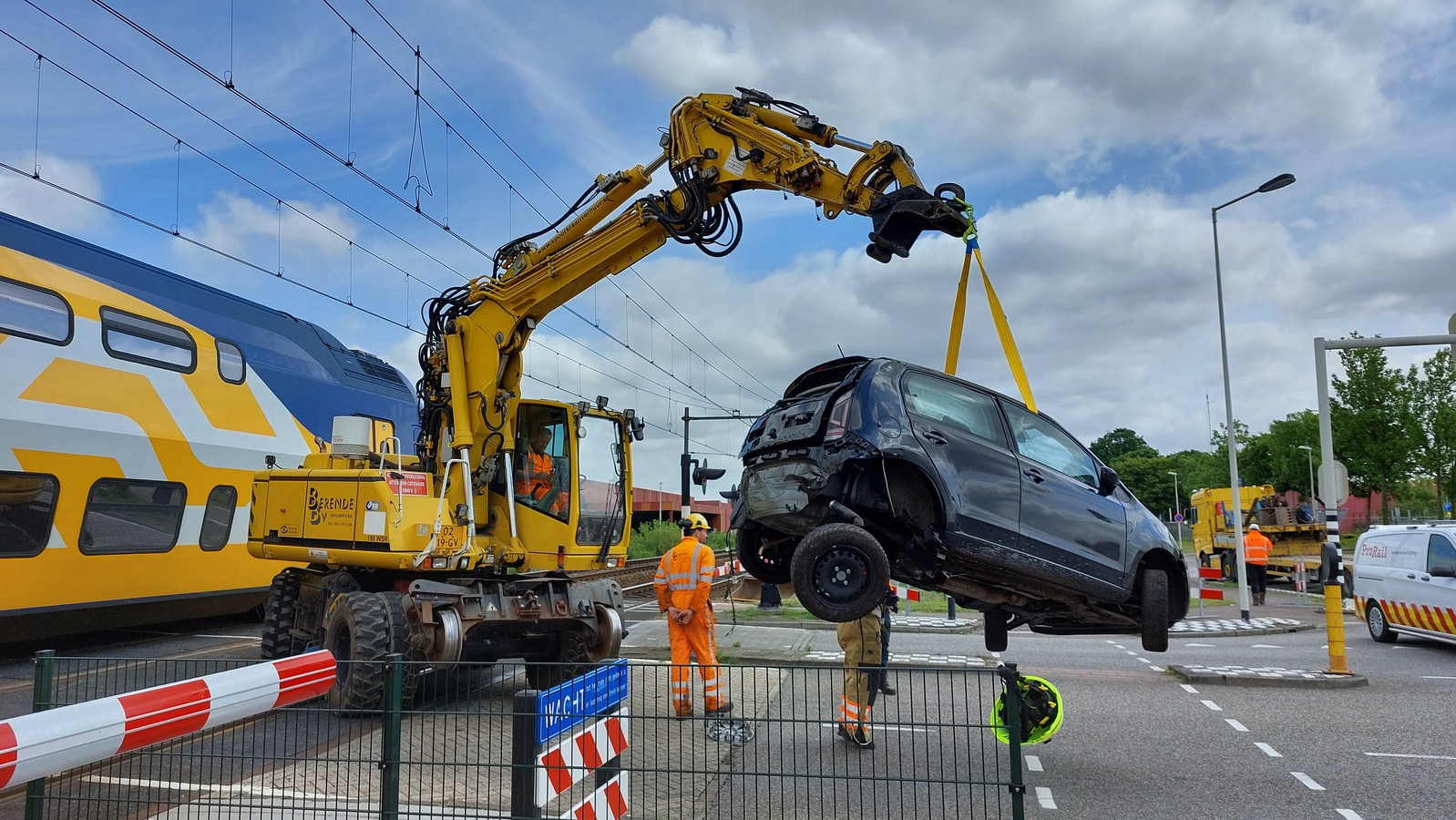 Trein rijdt auto tot schroot op Bergse overweg waar ook bus werd geramd ...