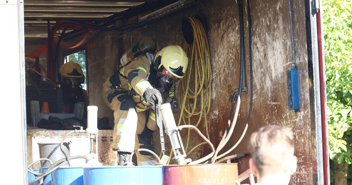 Blauwe walm uit vrachtwagen van isolatiebedrijf in Boekel | Uden ...