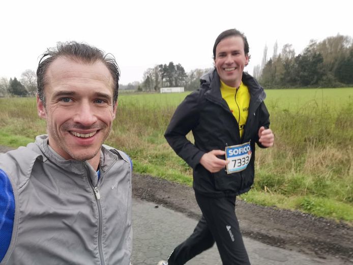 Burgemeester Mathias De Clercq loopt zijn eerste halve marathon, zij ...