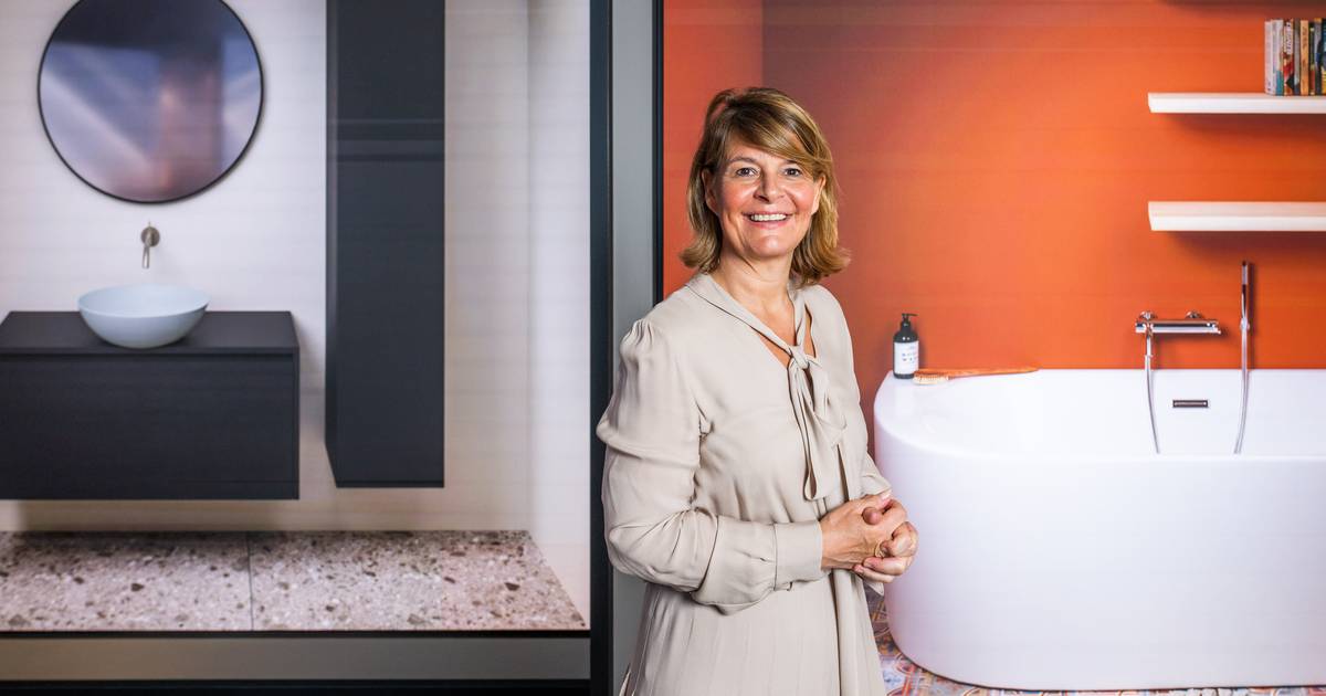 75 jaar geleden bouwde haar opa de eerste showroom voor badkamers ...