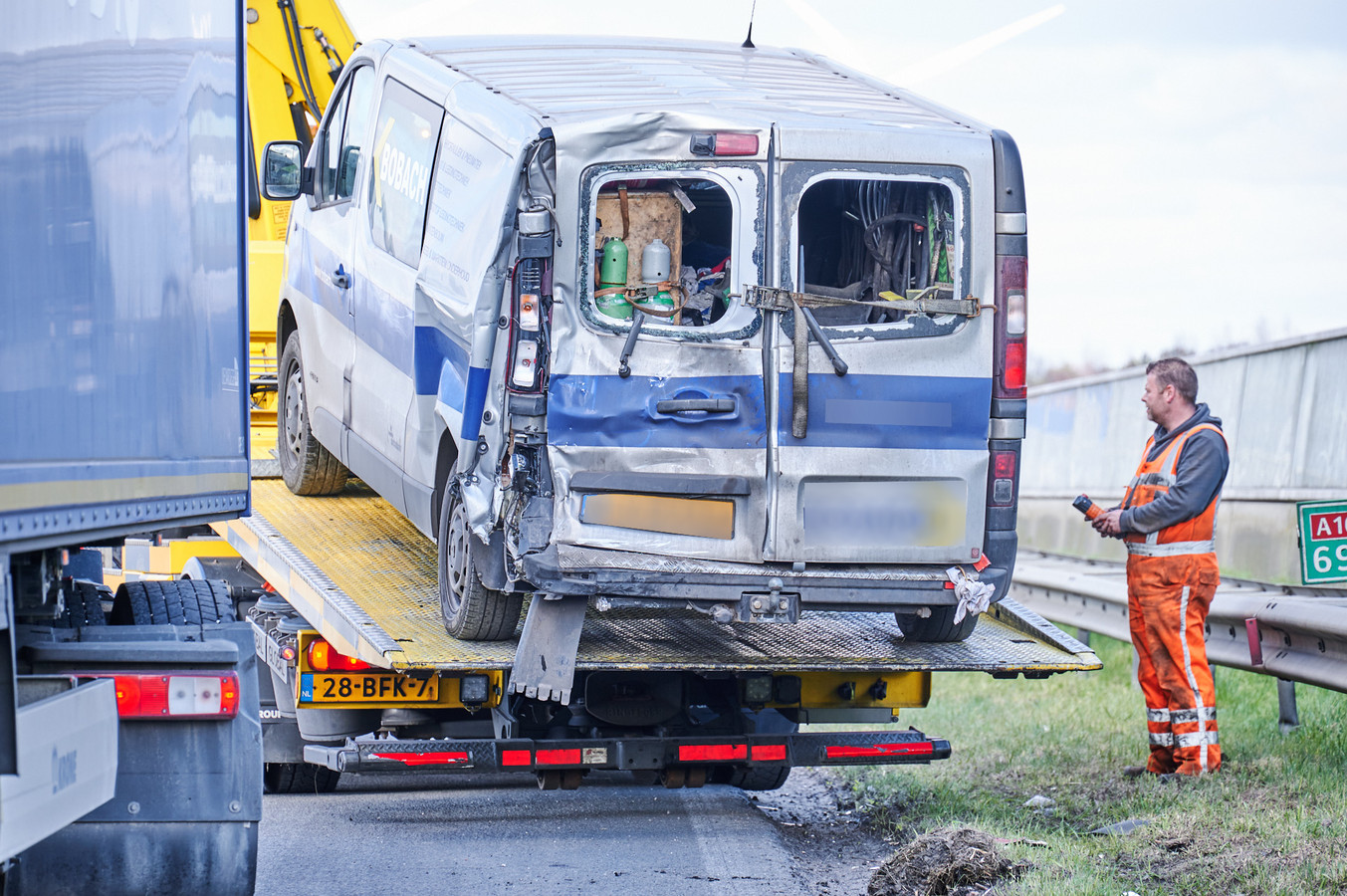 Ongeluk tussen busje en vrachtwagen op A16 bij Breda, flinke file richting Rotterdam | Foto ...