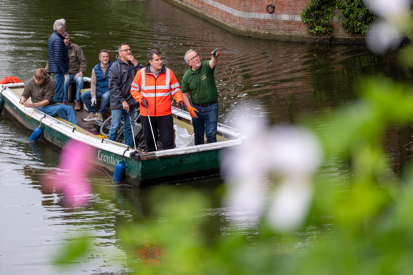IN BEELD. Burgemeester en schepenen ruimen samen met de Bootvissers de ...