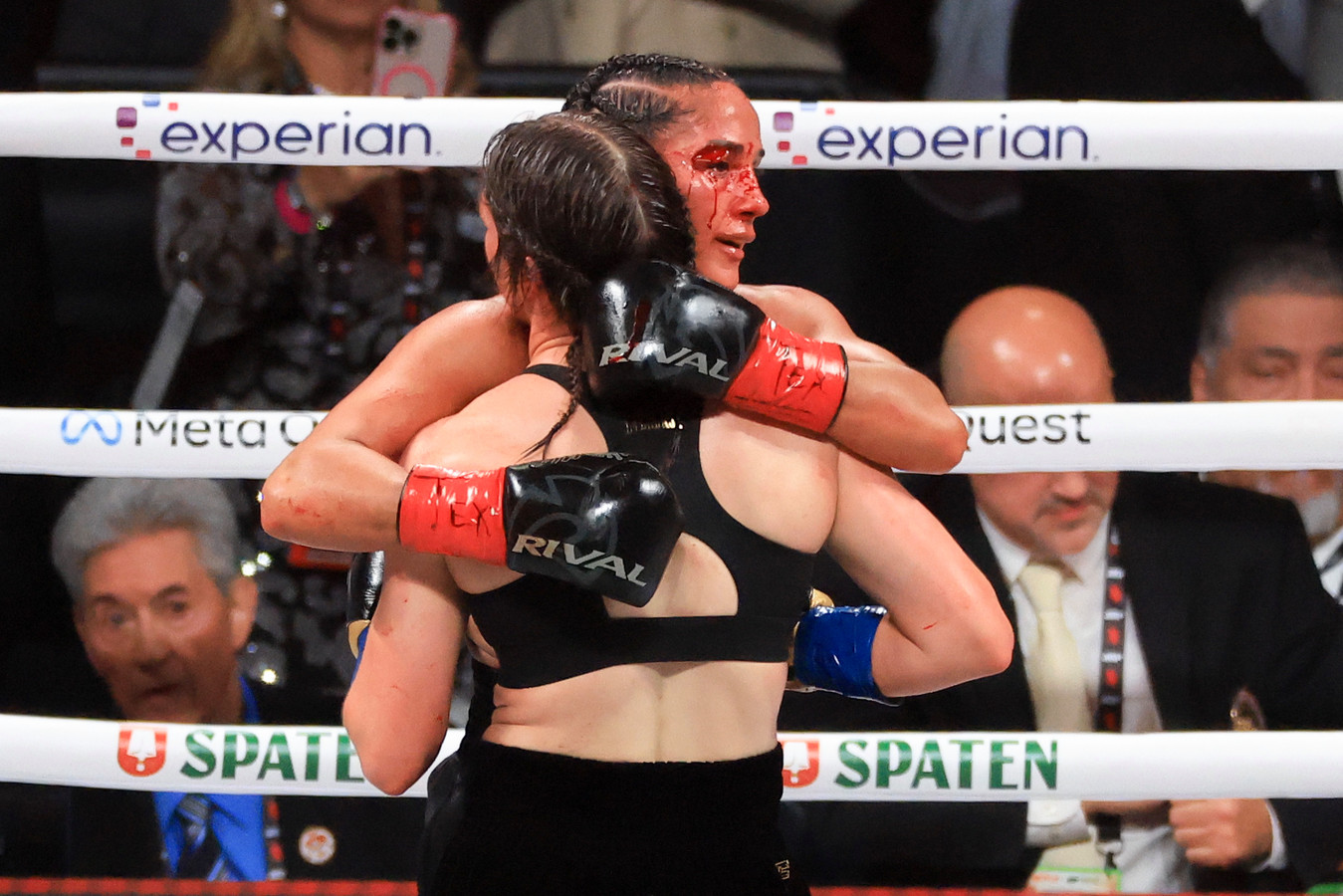 Parodie op boksgevecht: Jake Paul klopt Mike Tyson na uitputtingsslag ...