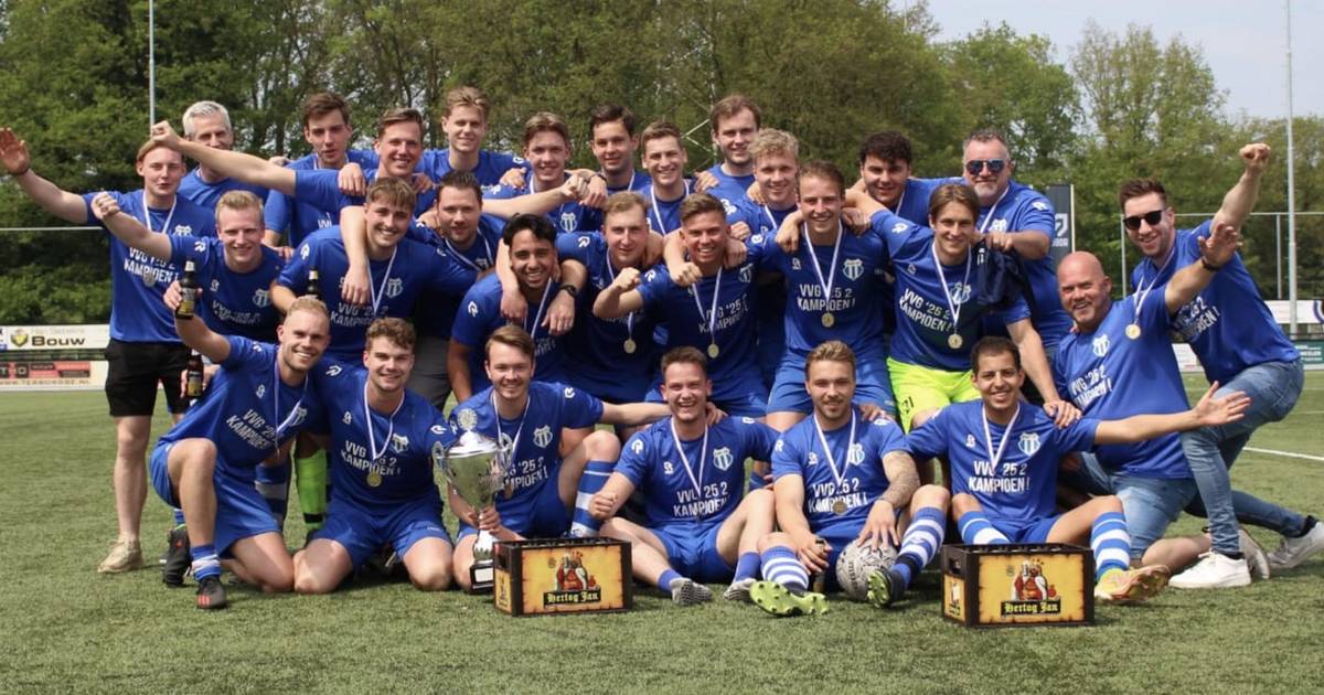 Tweede elftal VVG'25 uit Gaanderen viert uitbundig de titel en familie Balke houdt in Aalten een ...