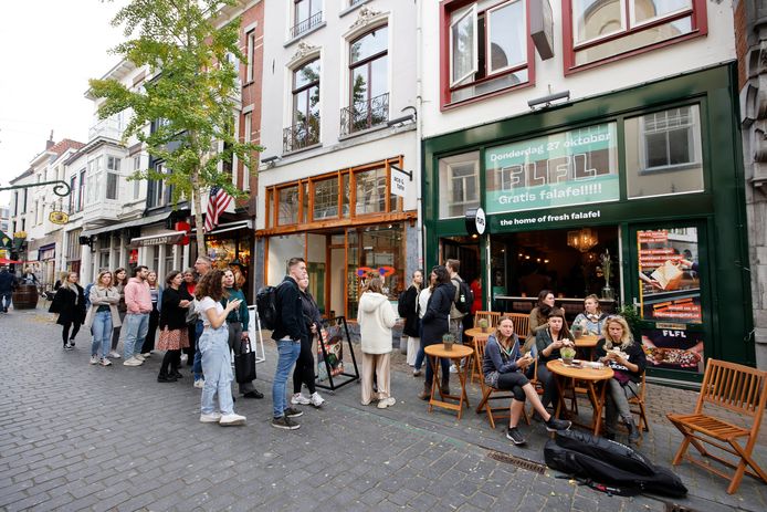 Massaal in de rij voor gratis falafel in de Lange Hezelstraat: ‘Ik hoop ...
