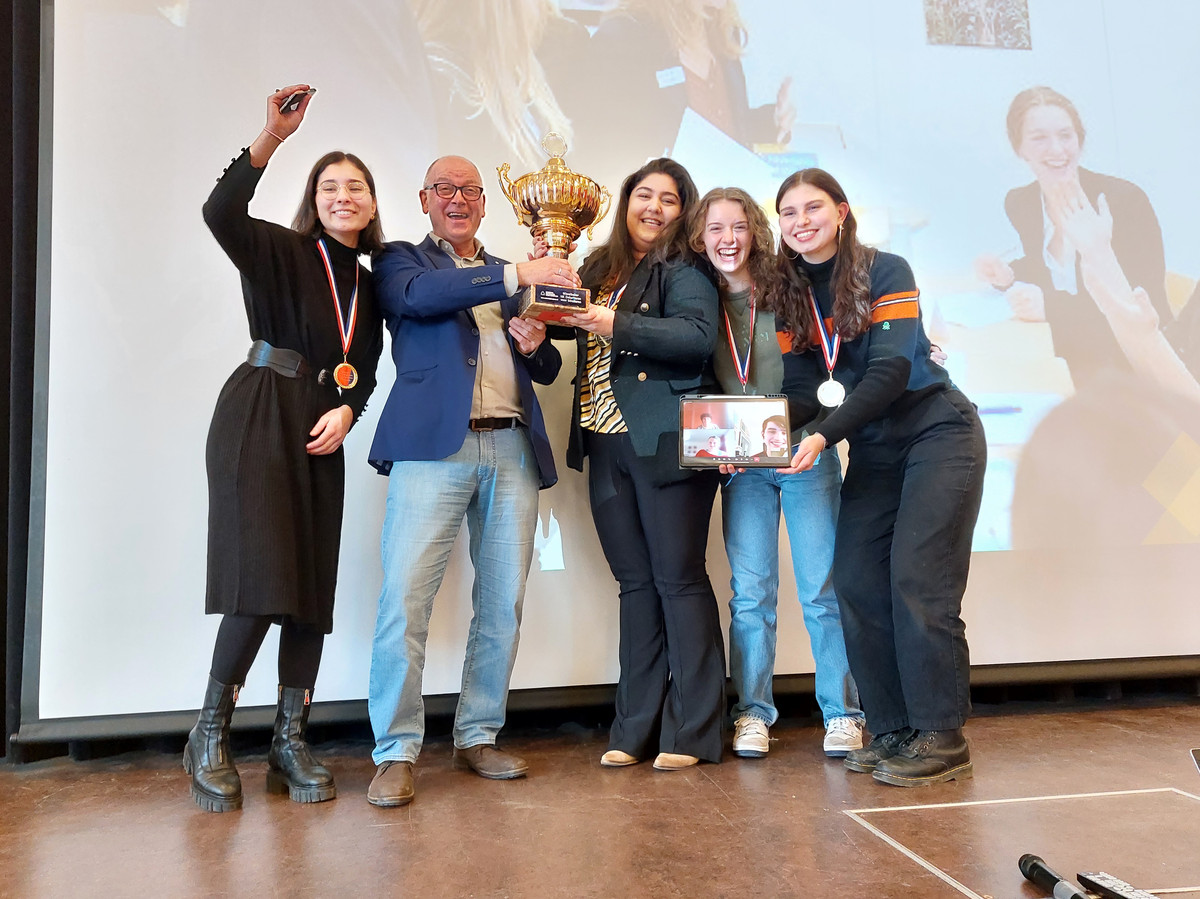 Arnhemse winnaars NK debatteren nemen eindelijk prijs in ontvangst ... Arnhemse winnaars NK debatteren nemen eindelijk prijs in ontvangst ...