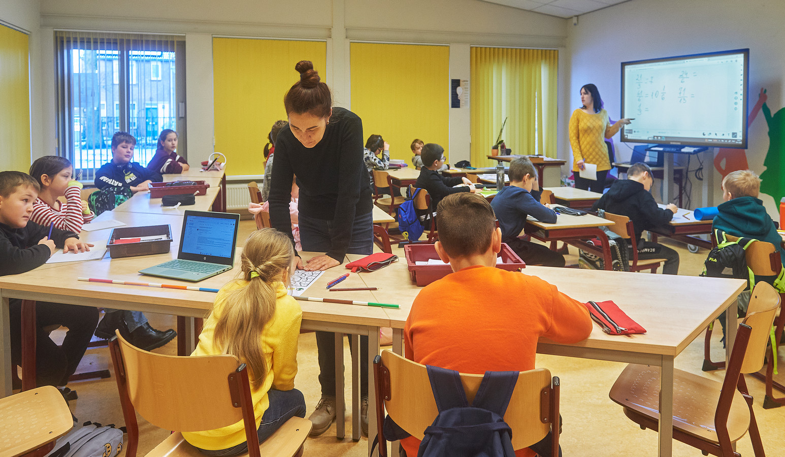 Sonya en Alex van 11 jaar zitten in een Oekraïens klasje op De Kiem ...