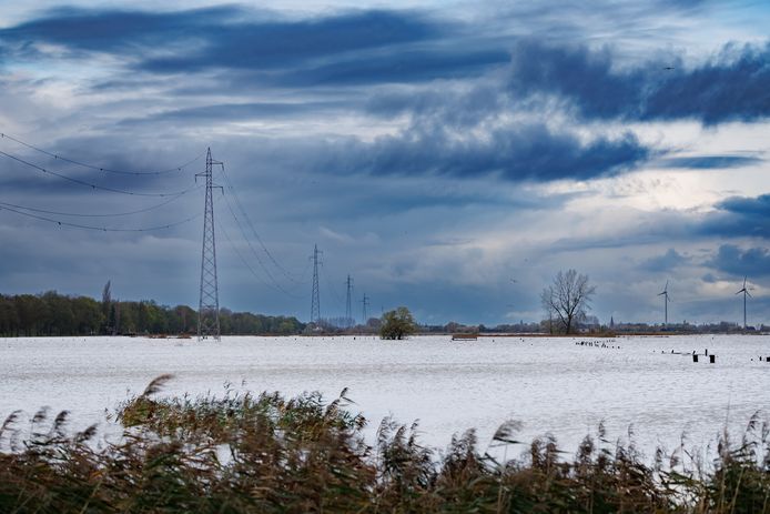 LIVE WATEROVERLAST WESTHOEK. Water trekt stilaan weg door droger weer ...