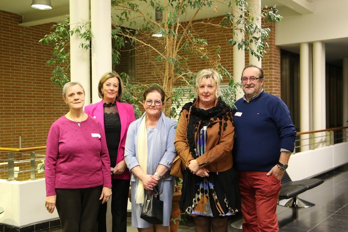 Gemeentebestuur Aalter wuift vijf trouwe personeelsleden uit: 130 jaar ...