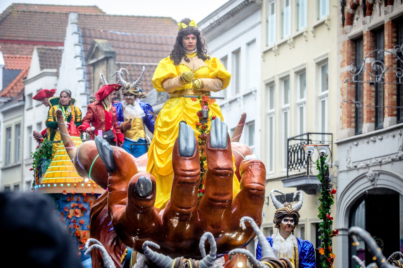 IN BEELD. Recordaantal wagens en veel volk langs parcours voor Brugse ...