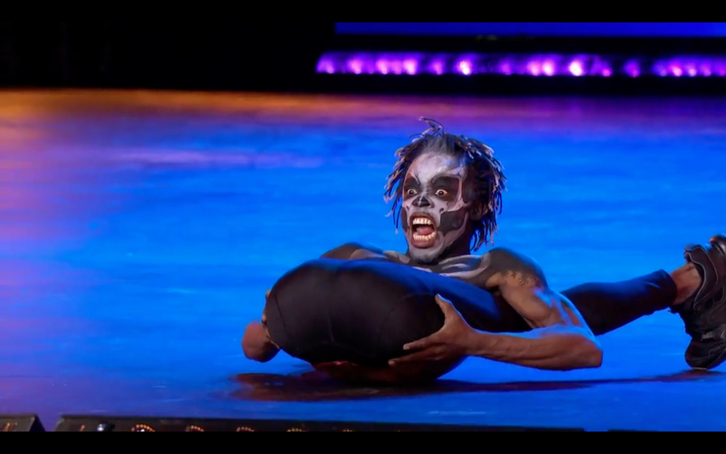 Slangenmens Papi Flex jaagt ‘Belgium Got Talent’-jury de stuipen op het ...