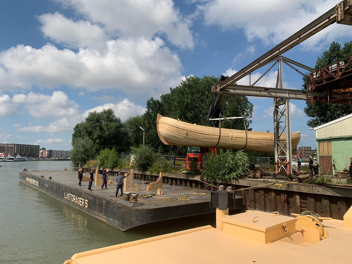 Houten schip ‘Rivier, boot, stad’ legt allereerste meters af richting ...