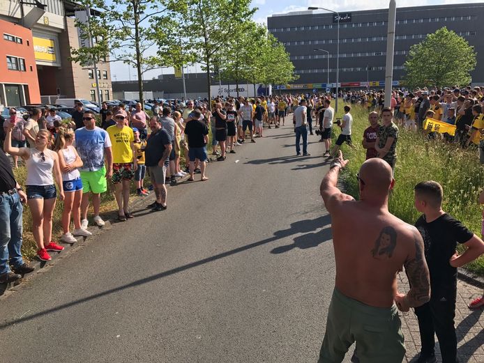 Duizenden NAC-fans zwaaien selectie uit voor allesbeslissend finaleduel ...
