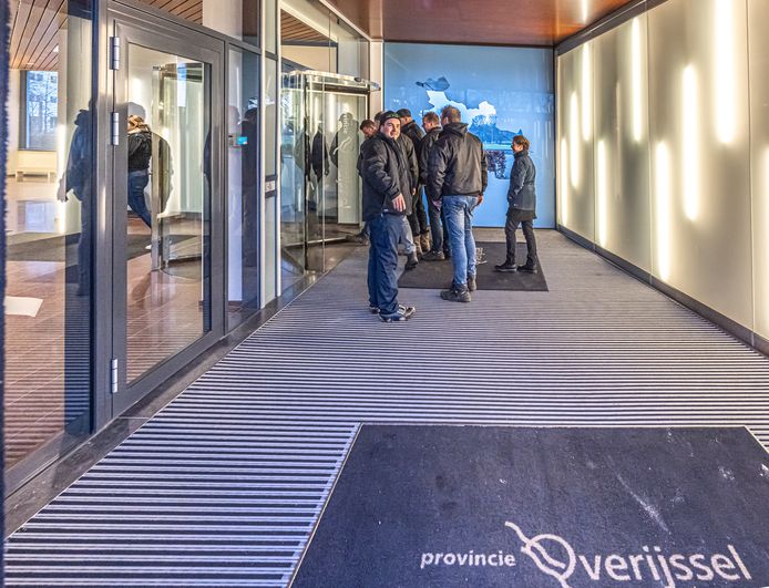 Boeren en sympathisanten praten ruim een uur met gedeputeerde in Zwolle ... Boeren en sympathisanten praten ruim een uur met gedeputeerde in Zwolle ...