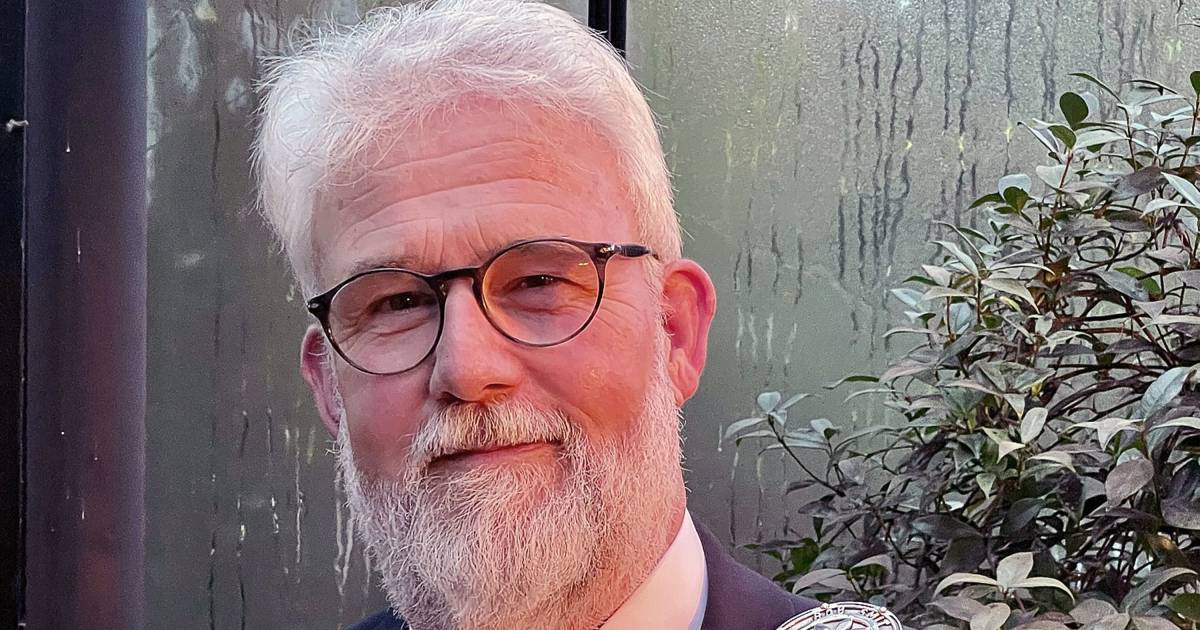 Rob Smit, misschien wel bekendste ambtenaar van Renkum, ontvangt ...