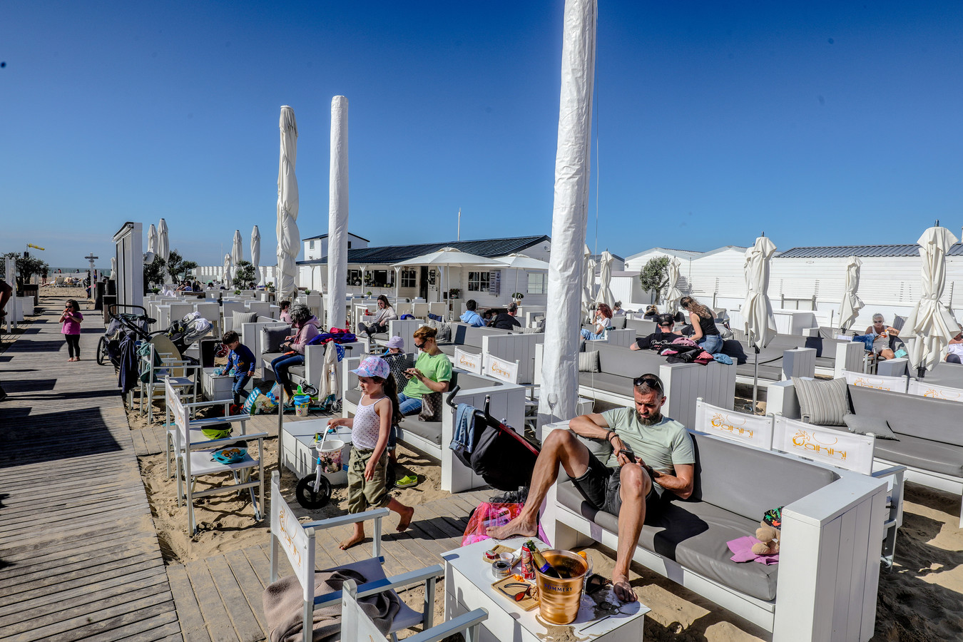 BEACHBAR(-O-METER). Waikiki Beach in Knokke-Heist: “Noem ons gerust het ...