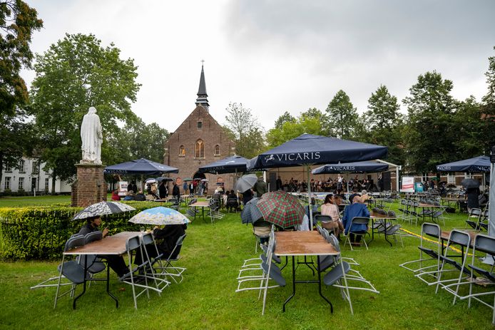 Gerestaureerd begijnhof feestelijk geopend: “Weer helemaal klaar voor ...