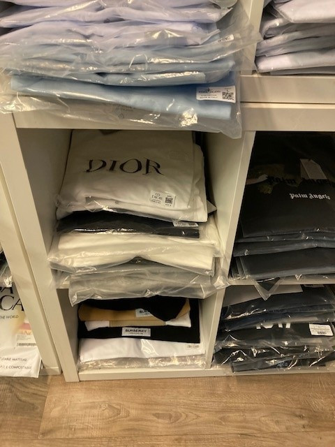 Eigenaar van illegale winkel vol imitatie kleding en tassen van dure ...