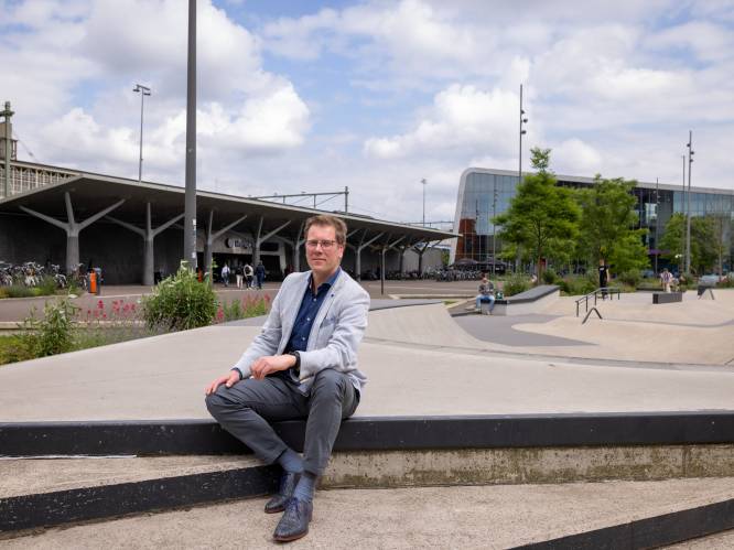 Persoon rijdt in Hengelo met scootmobiel water in en wordt er met een ...