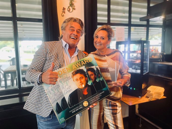 Gouden plaat voor zanger Rob Van Daal, die de liefde vond in café Barbo ...