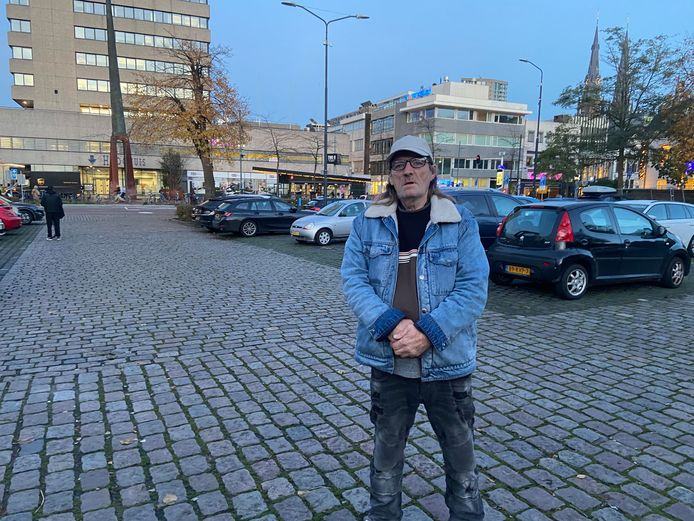 Gekke Gerrit helpt mensen aan een parkeerplaats: 'Ik stuur mensen weg ...