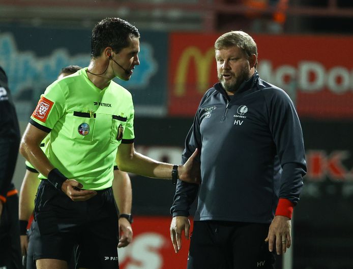 Onze huisref Tim Pots fluit Vanhaezebrouck terug na kritiek op VAR: “Er ...