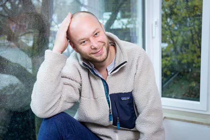 Thomas geeft mannen tips om te ‘kalen zonder balen’. “De kerels die nog in de ontkenning ...