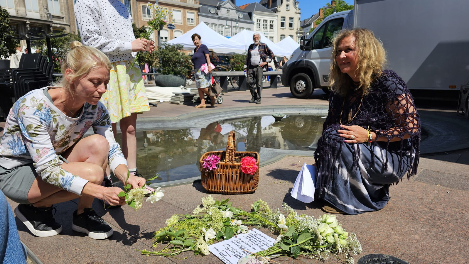 Witte bloemen op Grote Markt van Lier voor veroordeelde ‘heksen’ | Foto ...