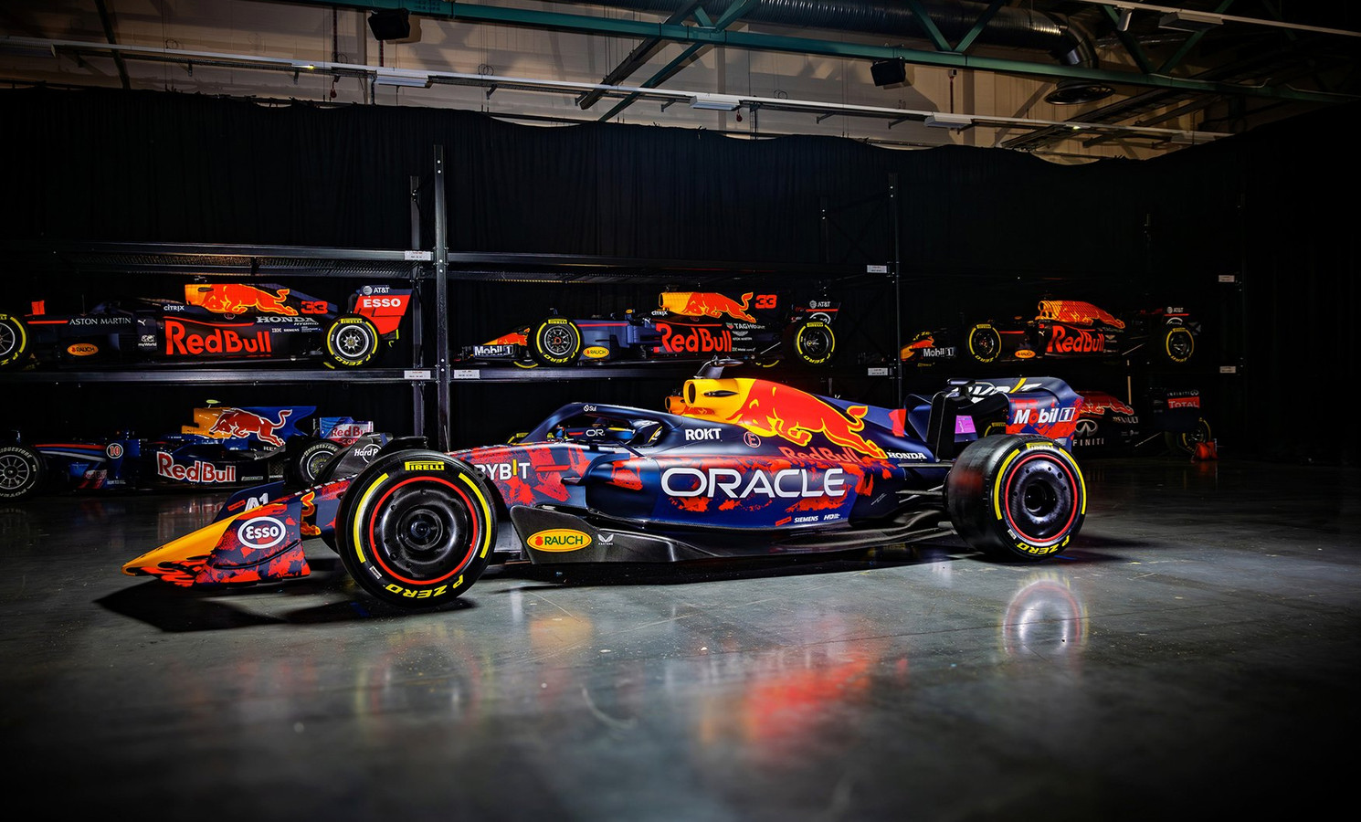 Red Bull viert feestje bij GP Groot-Brittannië met extra rode RB20 voor ...
