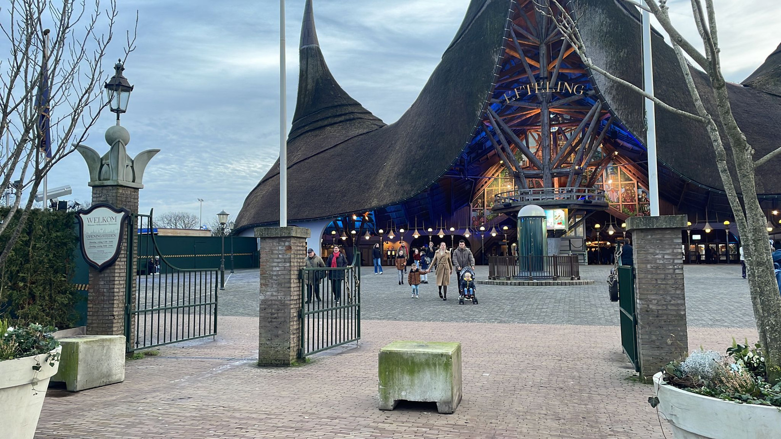 Efteling plaatst betonblokken bij ingang: ‘Niet mooi, wel veilig ...