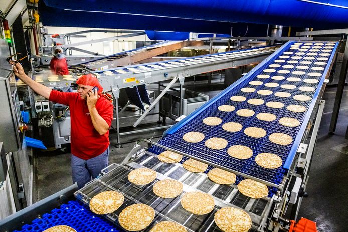 In dit dorp rollen dagelijks miljoenen pannenkoeken en poffertjes van ...