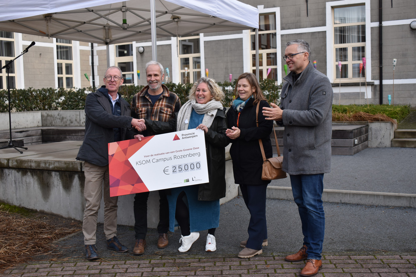 Campus Rozenberg transformeert grijze speelplaats in groene oase | Foto ...