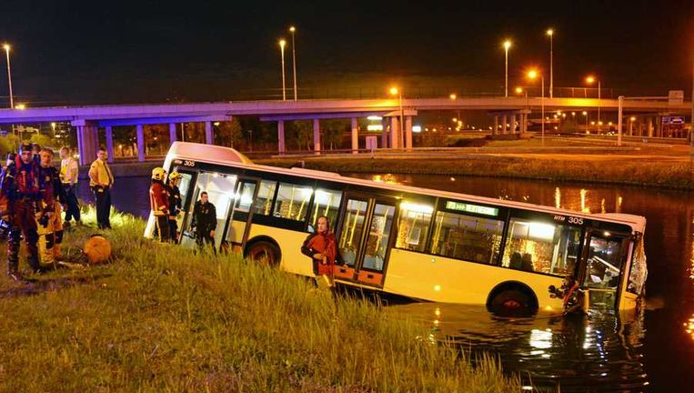 Bus Schiphol rijdt in water: 5 gewonden | De Morgen
