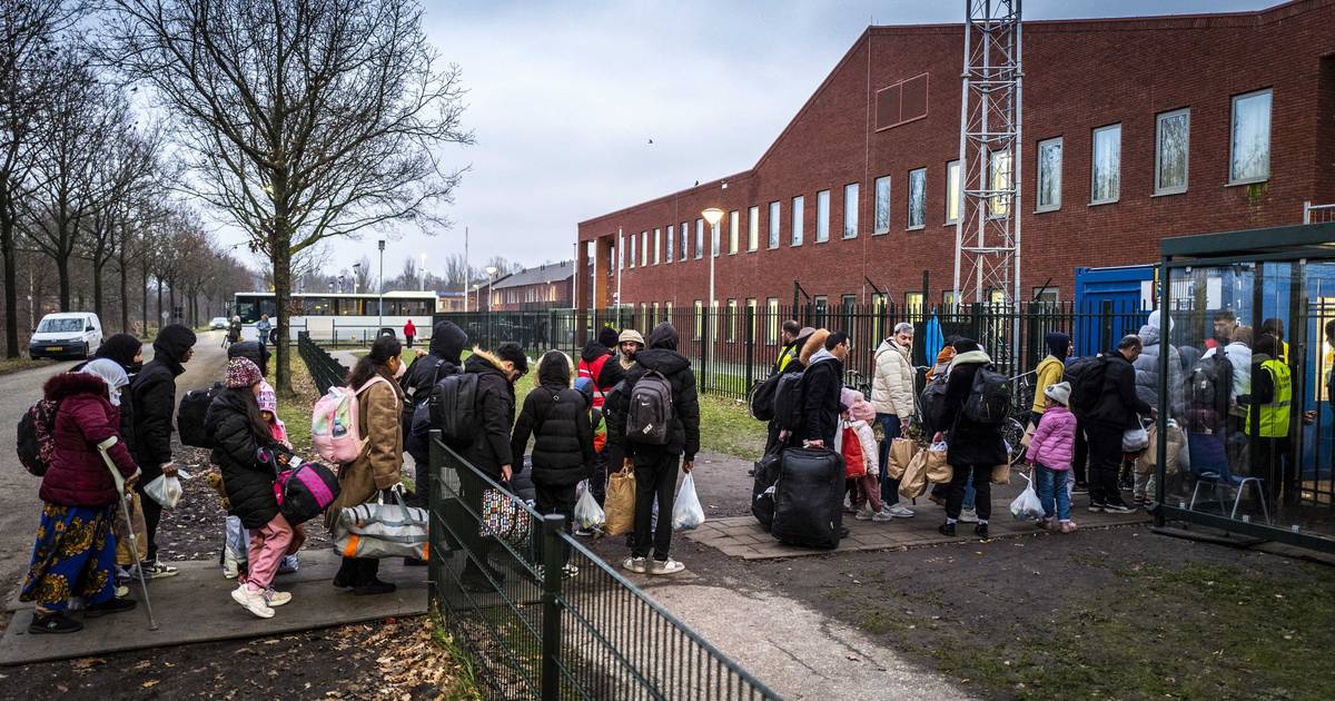 Bewoners van aanmeldcentrum Ter Apel zijn drukte en viezigheid beu: ‘Ik ...