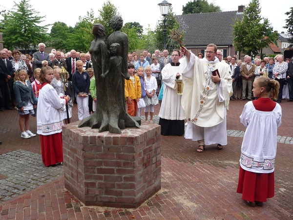 Beeld voor jarige parochie Vinkel onthuld | Foto | bd.nl