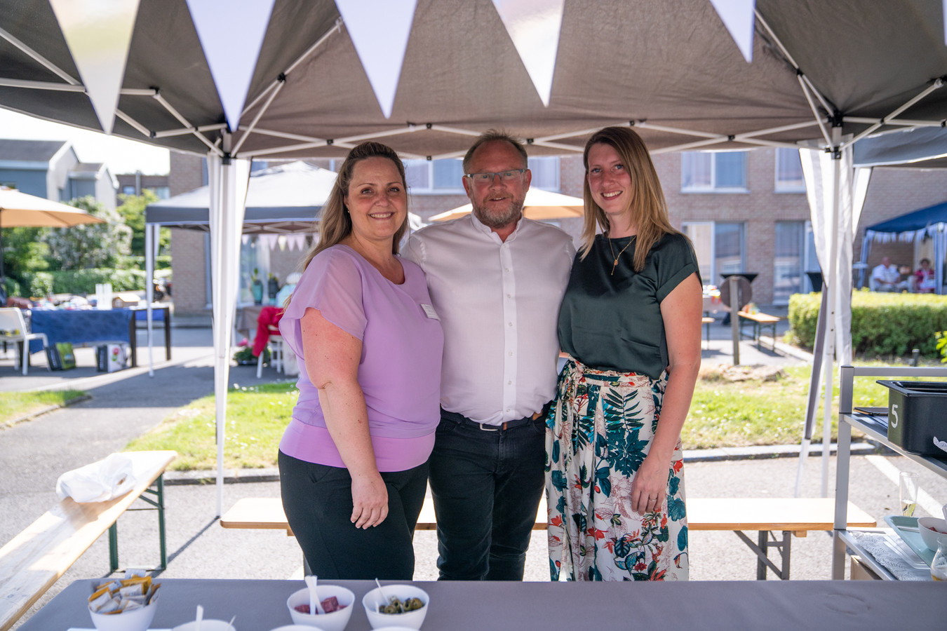 WZC Zonnetij laat bewoners proeven van jaarmarktsfeer | Foto | hln.be