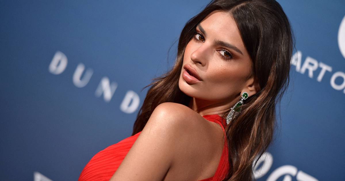 Topmodel Emily Ratajkowski steelt de show met enorme anthurium als ...
