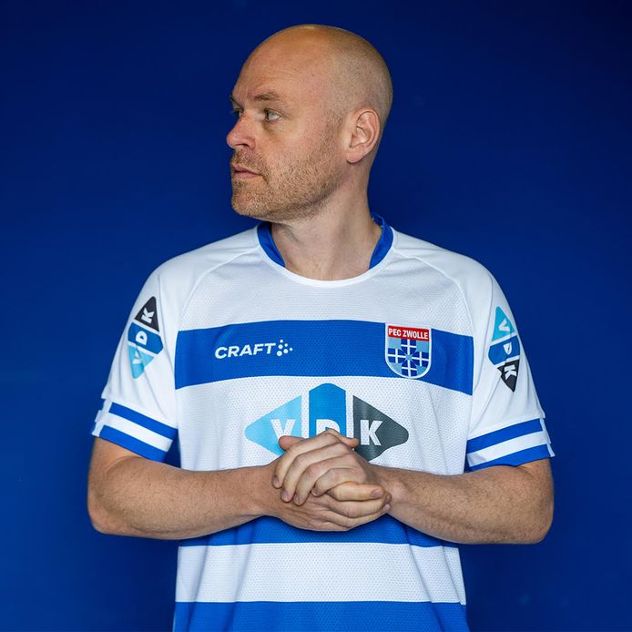 Rapper Sticks schreef een inspirerende tekst voor het nieuwe shirt van ...