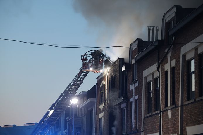 Drie woningen vernield bij uitslaande brand, 14 personen uit omliggende ...