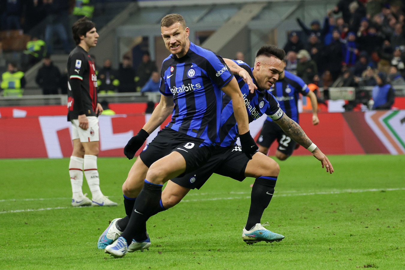 Denzel Dumfries en Stefan de Vrij beleven ook derbyzege Inter op ... Denzel Dumfries en Stefan de Vrij beleven ook derbyzege Inter op ...