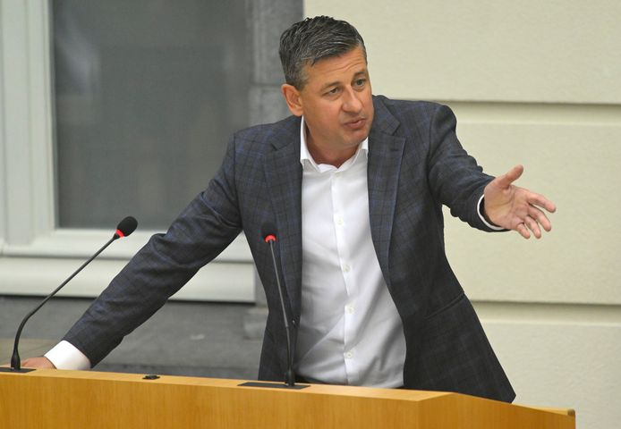 “Mijn maag keert om”: Stefaan Sintobin (Vlaams Belang) krijgt stevige ...