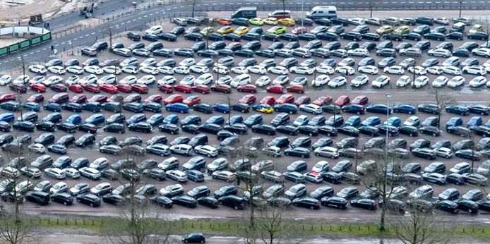 Lollige parkeerwachters van de Efteling sorteren auto’s op kleur, drone ...