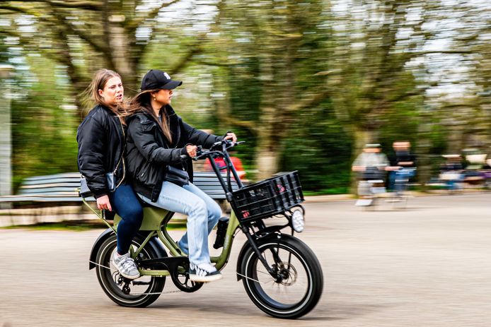 Delftse politie treedt op tegen opgevoerde e-bikes: fatbikes in beslag genomen | Delft | AD.nl