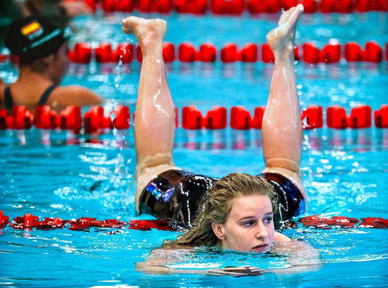Met haar krachtige beenslag verpulvert schoolslagzwemster Schouten ...