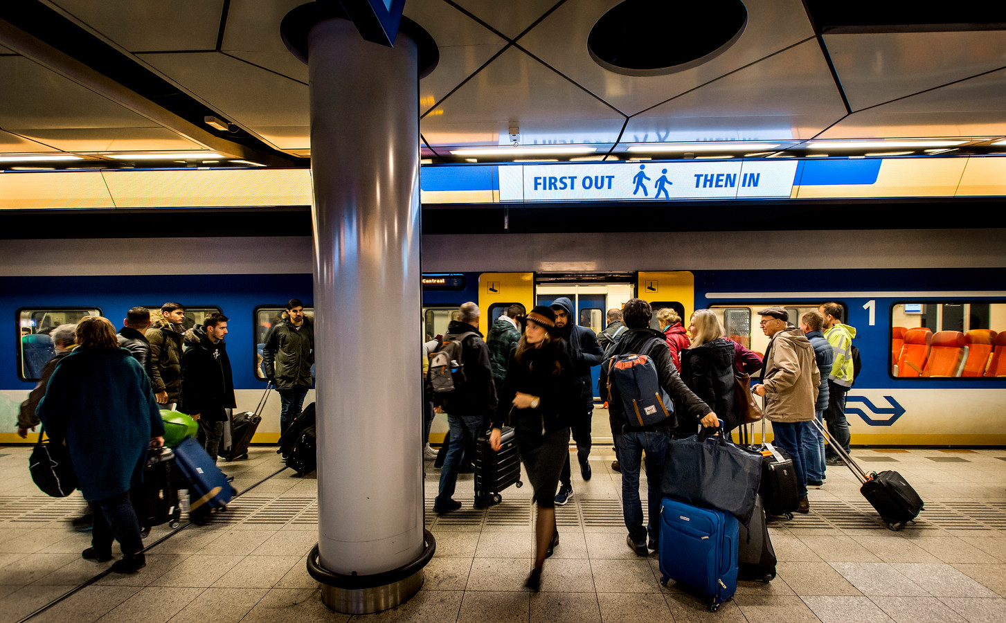 NS ziet vollere treinen, Schiphol en grote stations groeien fors | Foto ...