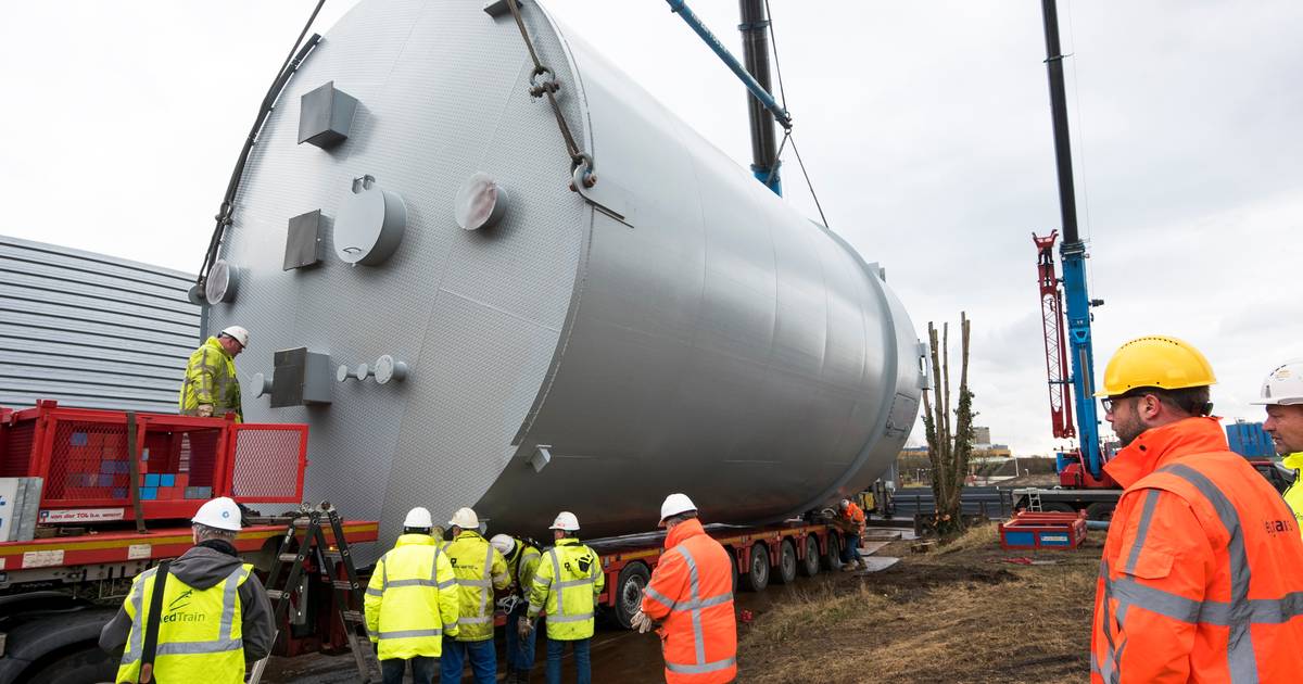 Transport enorme slibsilo's op schema | Utrecht | AD.nl