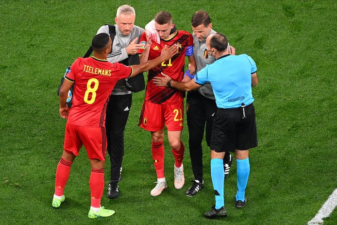 Aangeslagen Castagne neemt afscheid in Tubeke, dinsdag operatie aan ...